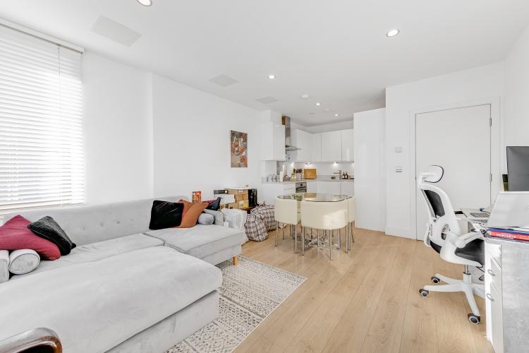 River Front Enfield EN1 1 bed apartment - £1,450 pcm (£335 pw)