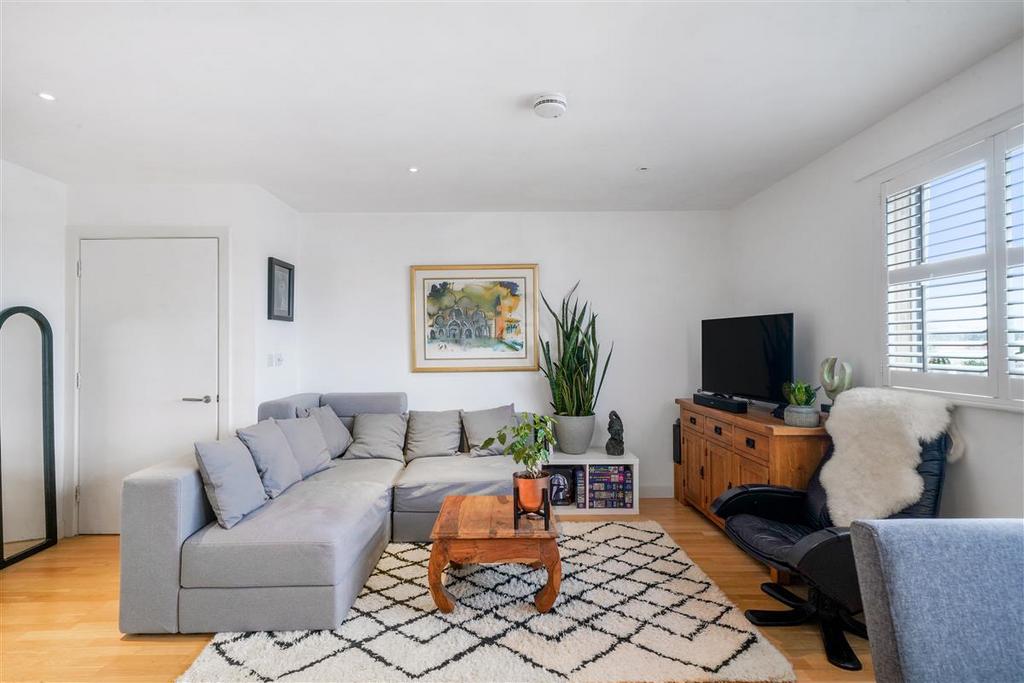 Streatham High Road, SW16 1 bed flat - £325,000