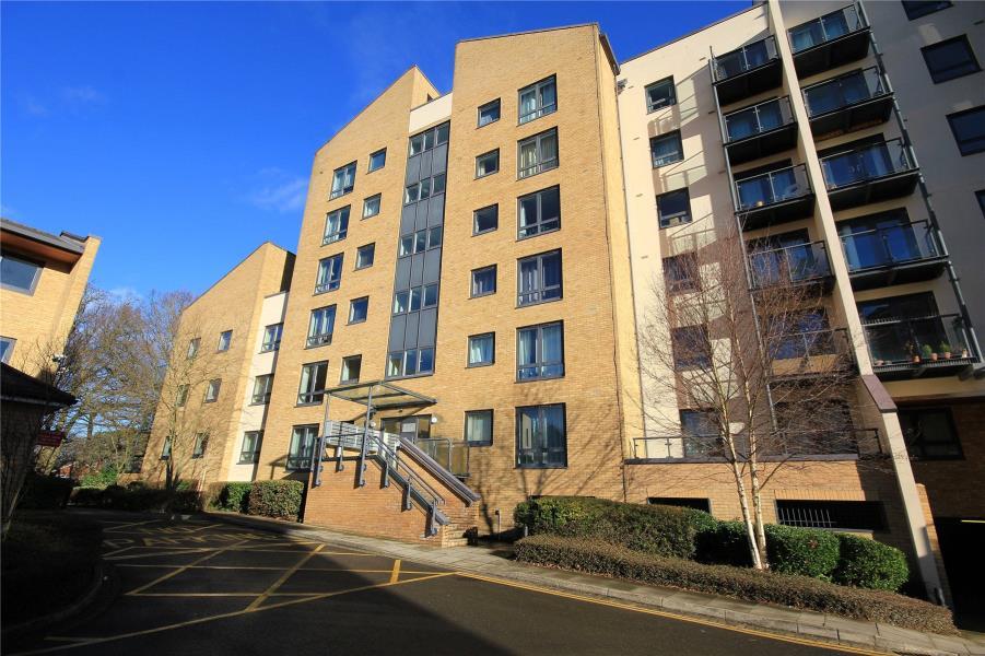 Victoria Way, Woking GU21 2 bed apartment - £1,600 pcm (£369 pw)