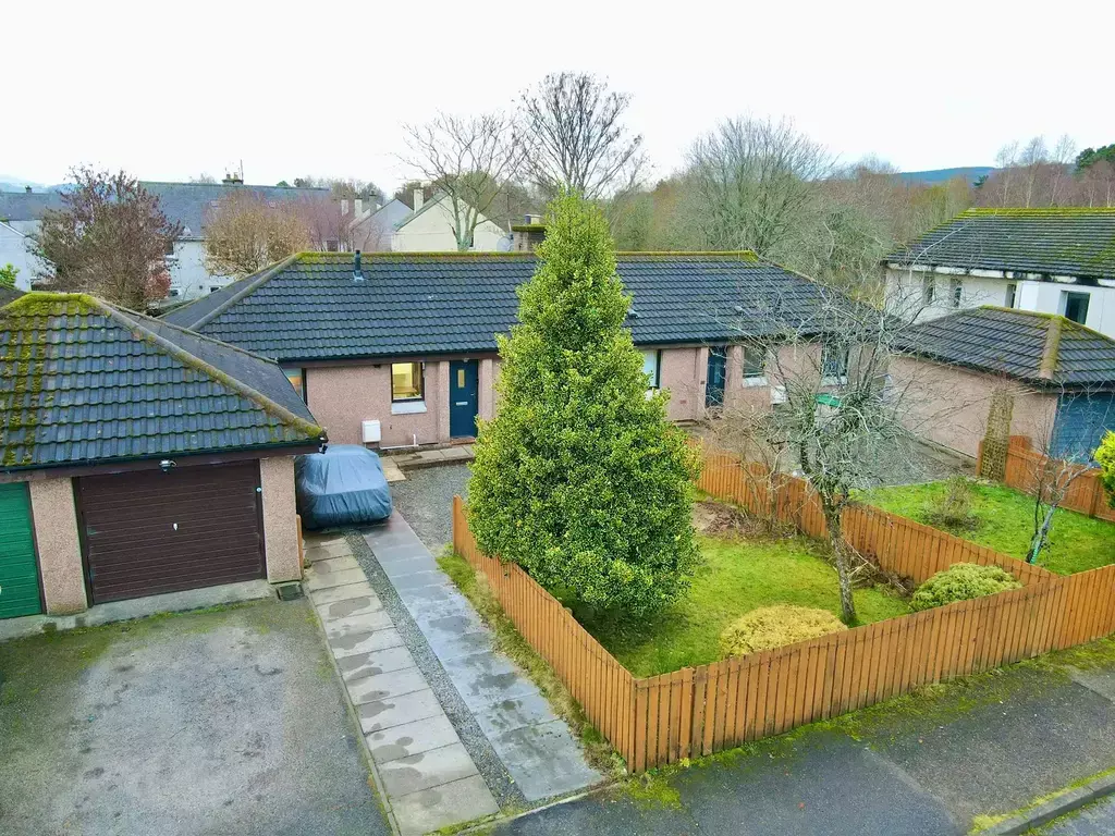 5 Logan Way, Muir of Ord, IV6 7QJ 2 bed semi-detached bungalow - £200,000