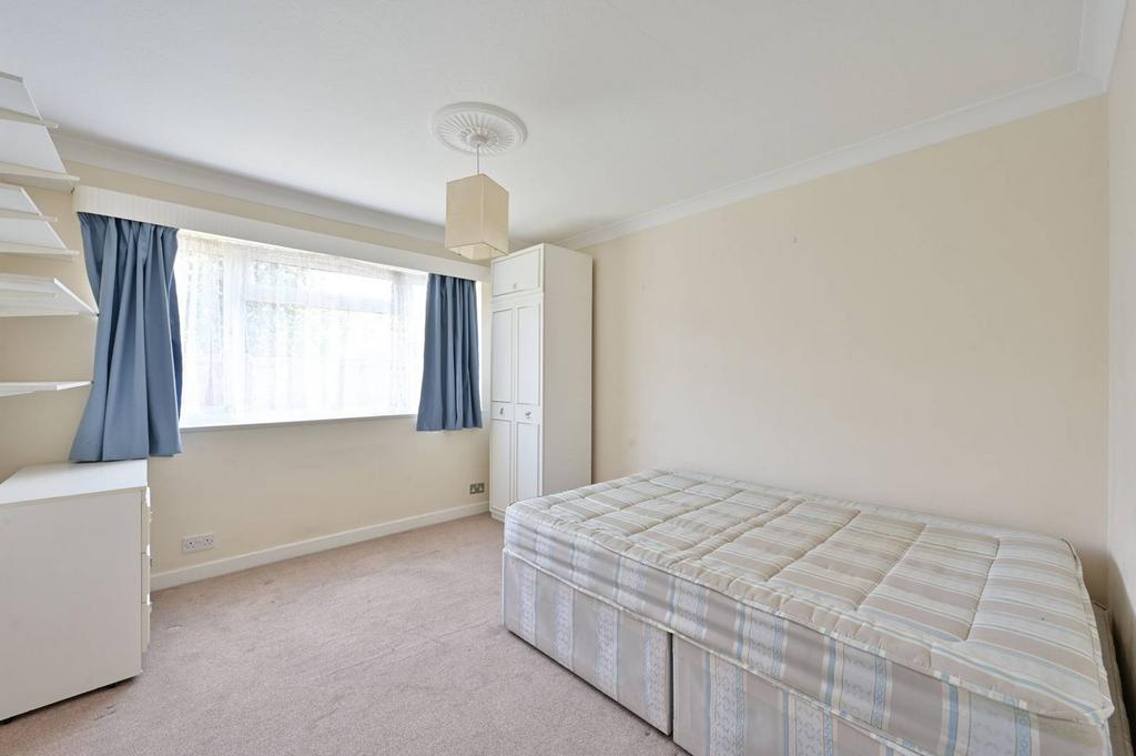Durham Road, Raynes Park, London, SW20 2 bed flat - £1,995 pcm (£460 pw)