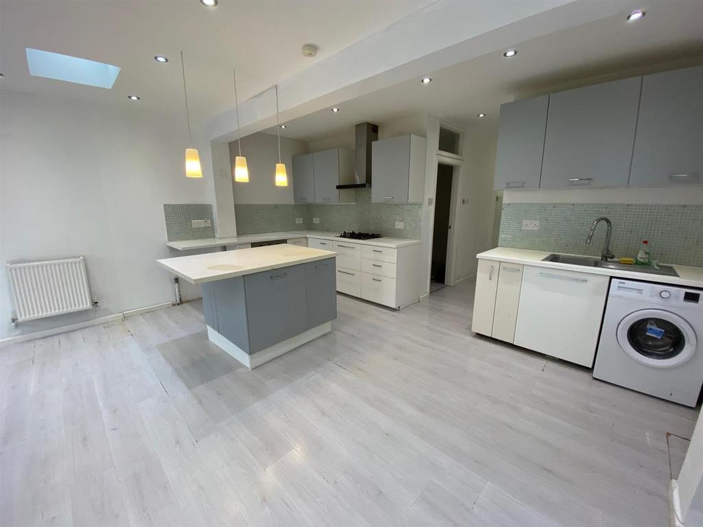 Purland Close, Dagenham 5 bed semi-detached bungalow - £600,000