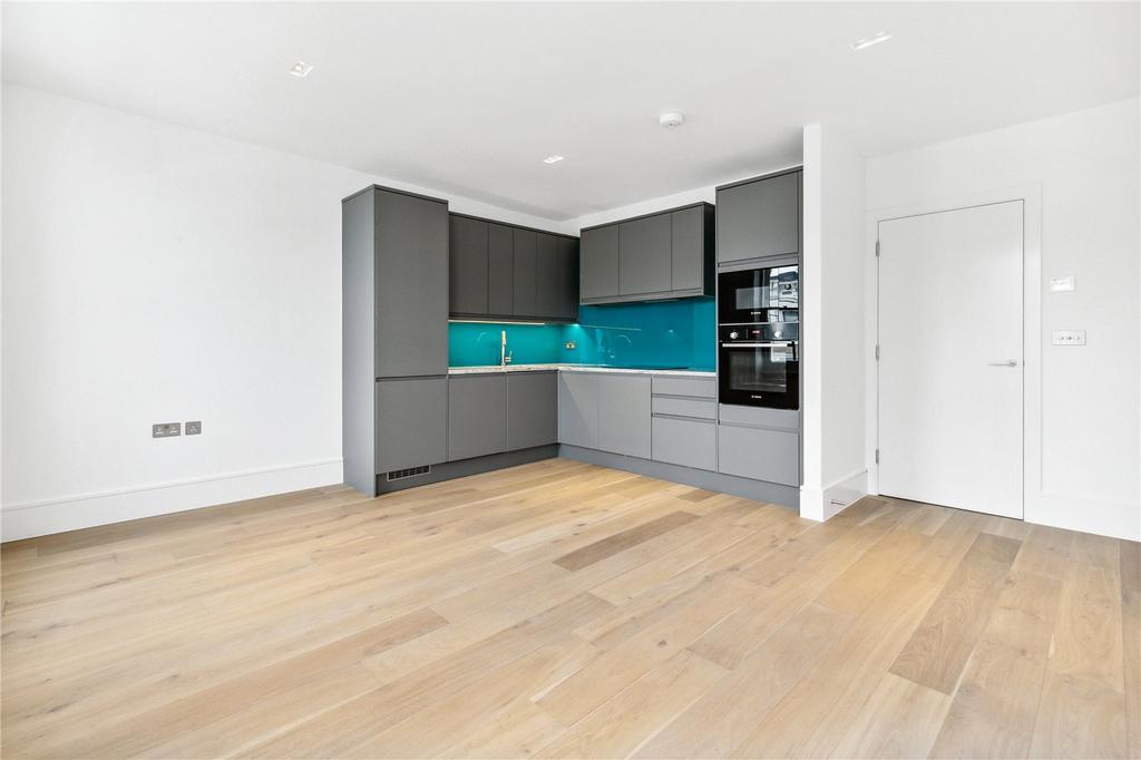 London SW10 2 bed apartment - £2,799 pcm (£646 pw)