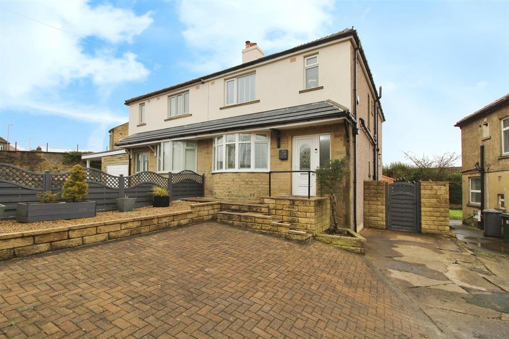 Royds Hall Lane, Bradford BD6 3 bed semi-detached house - £210,000