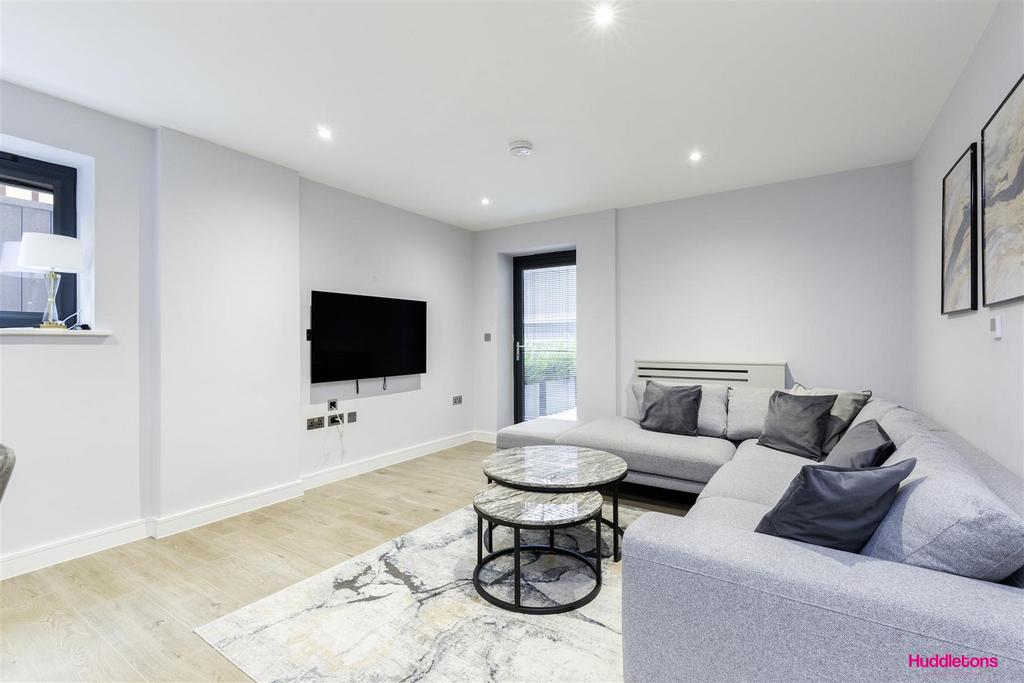 The Hyde, Hendon, London NW9 3 bed flat - £2,845 pcm (£657 pw)