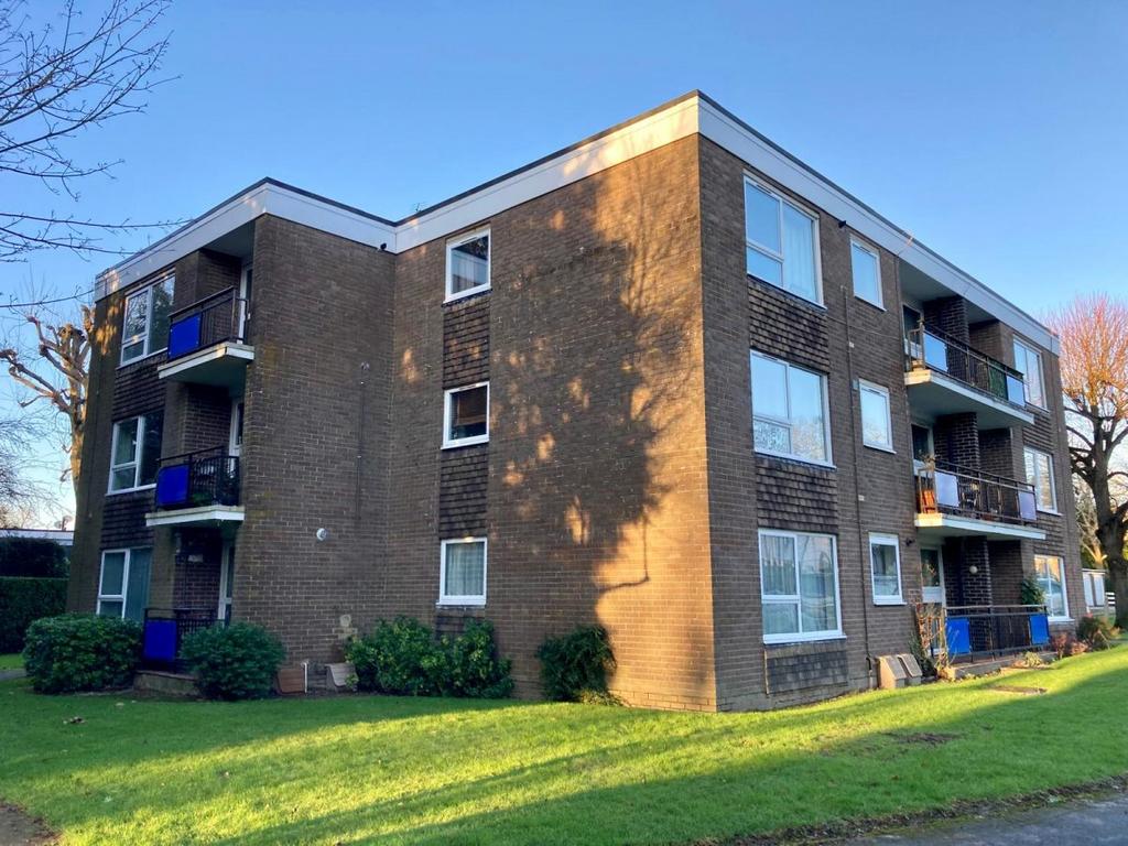 Garden Place, Horsham 2 bed flat - £1,500 pcm (£346 pw)