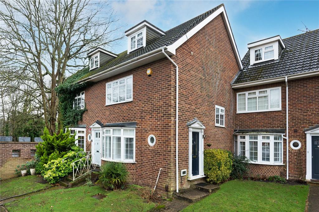 Gainsborough Court, Walton-on-Thames... 4 bed terraced house - £2,750 ...
