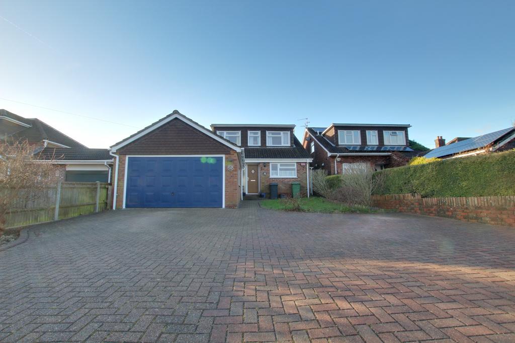 NEW ROAD, CLANFIELD 4 bed chalet - £530,000