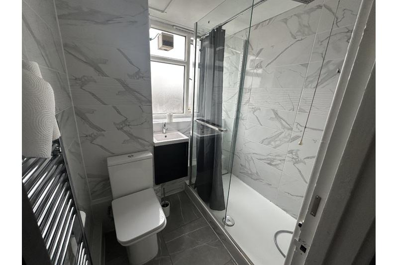 MAYDAY ROAD, THORNTON HEATH, SURREY 1 bed flat - £1,250 pcm (£288 pw)