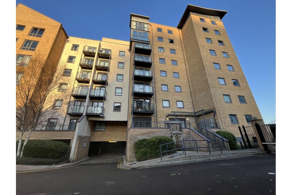 Victoria Way, Woking GU21 2 bed apartment - £1,600 pcm (£369 pw)