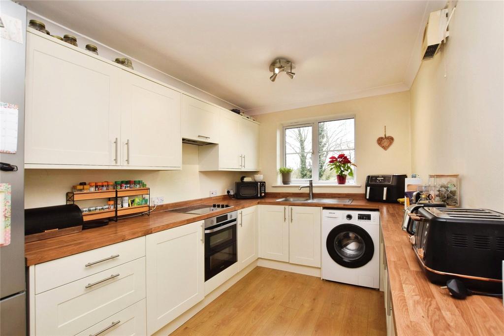Nightingale Court, Adelaide Drive... 2 bed maisonette - £185,000