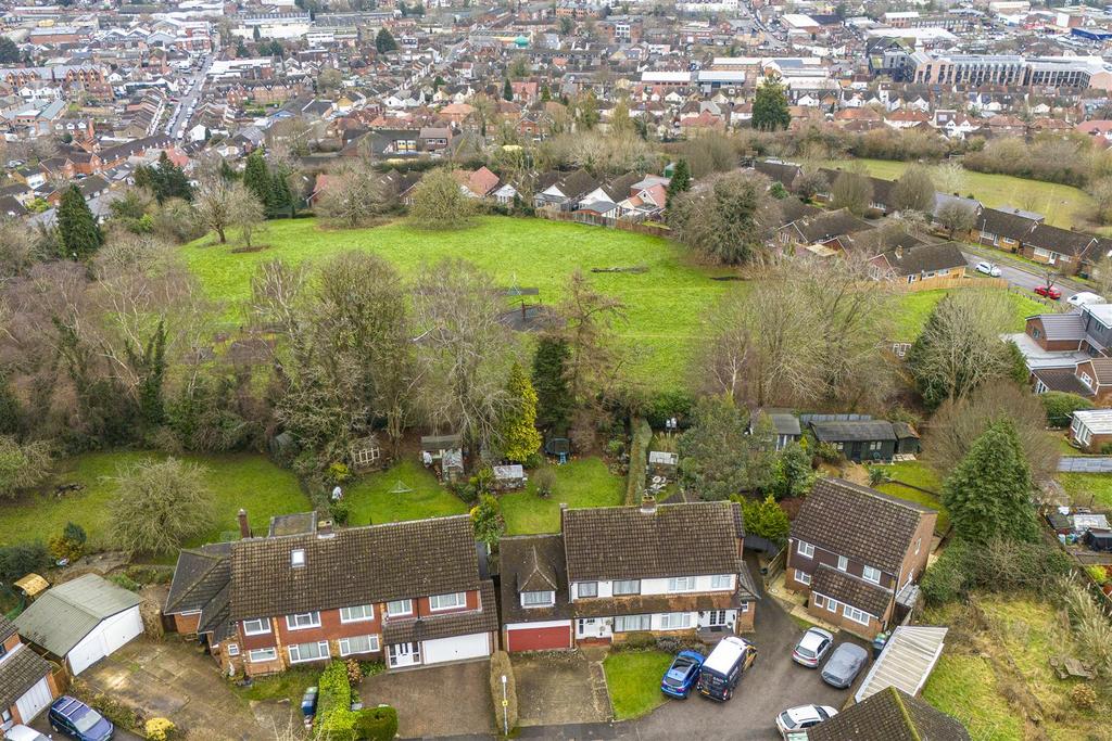 Mount Close, High Wycombe HP12 4 bed semi-detached house - £500,000