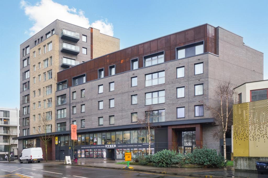 Signia Court, Wembley Hill Road... 2 bed flat - £500,000