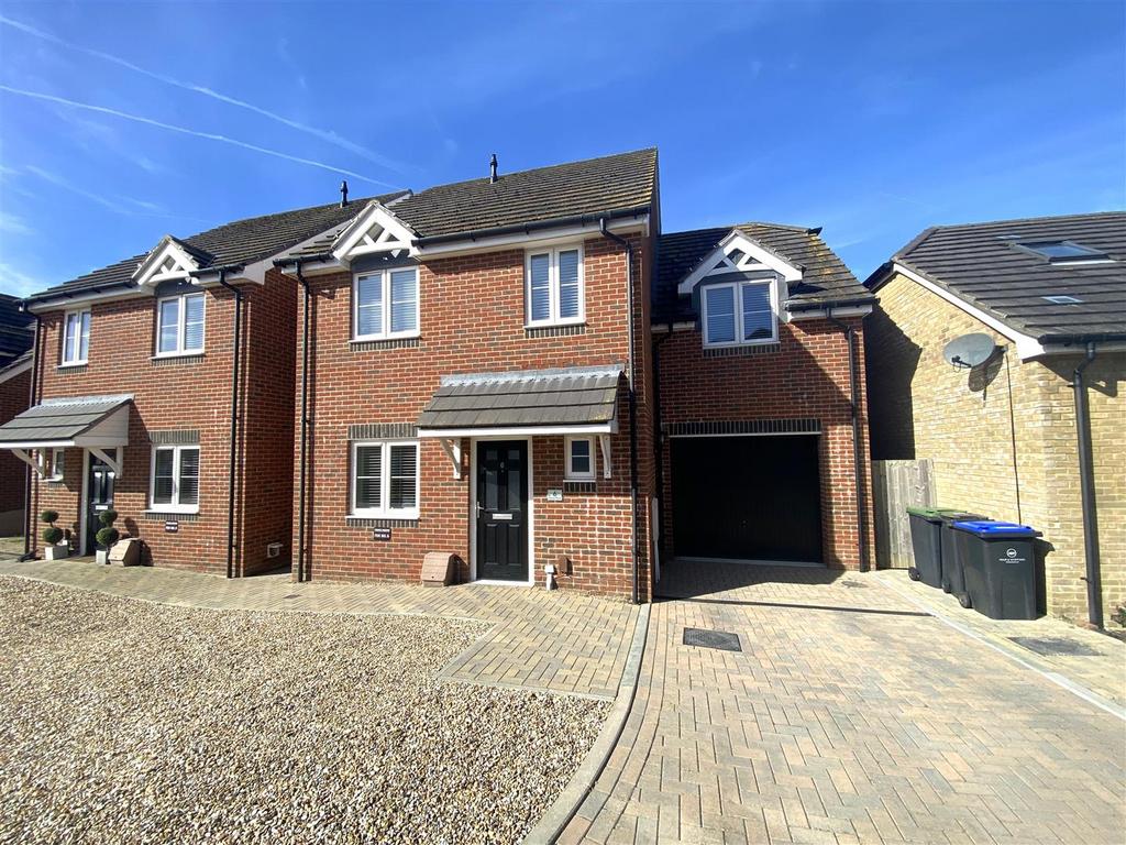 Weald Place, Worthing 3 bed detached house - £500,000