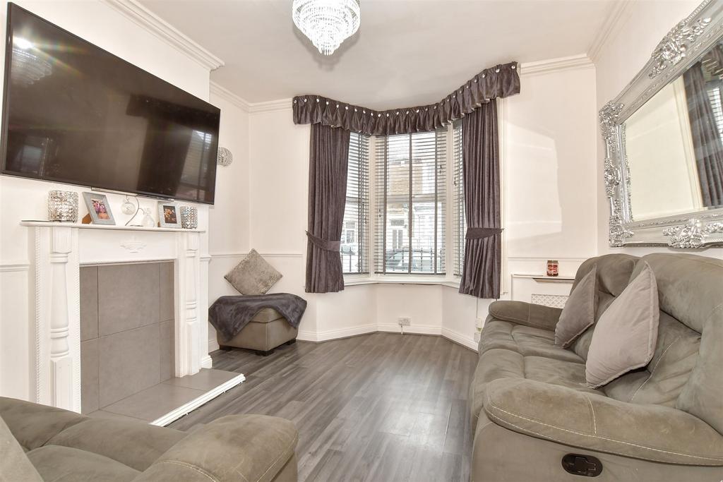 Winstanley Road, Sheerness ME12 3 bed terraced house - £181,500