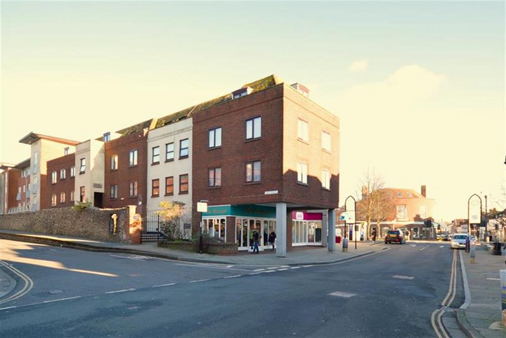 Sharp Garland House, East Walls... 2 bed flat - £1,200 pcm (£277 pw)