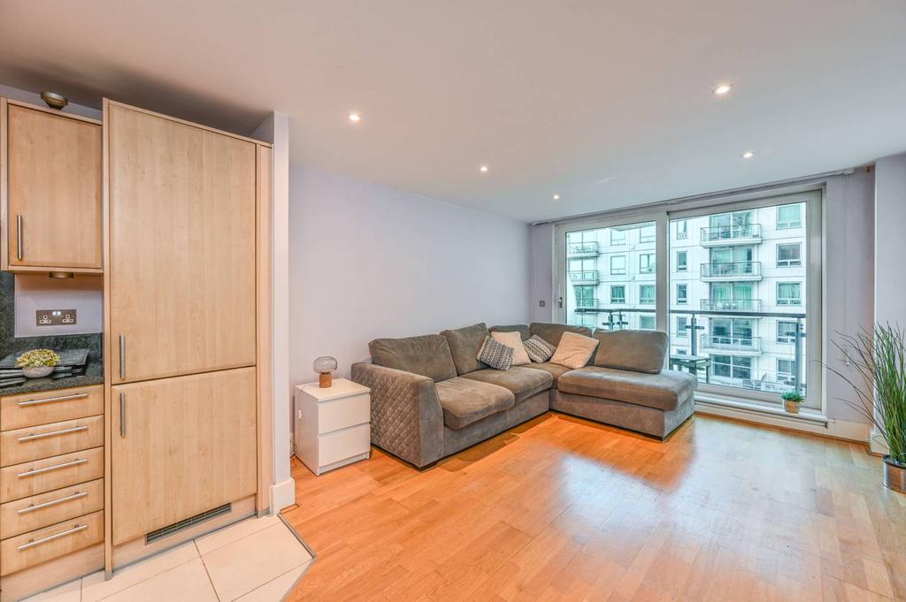 St George Wharf, Vauxhall, London, SW8 2 bed flat - £675,000
