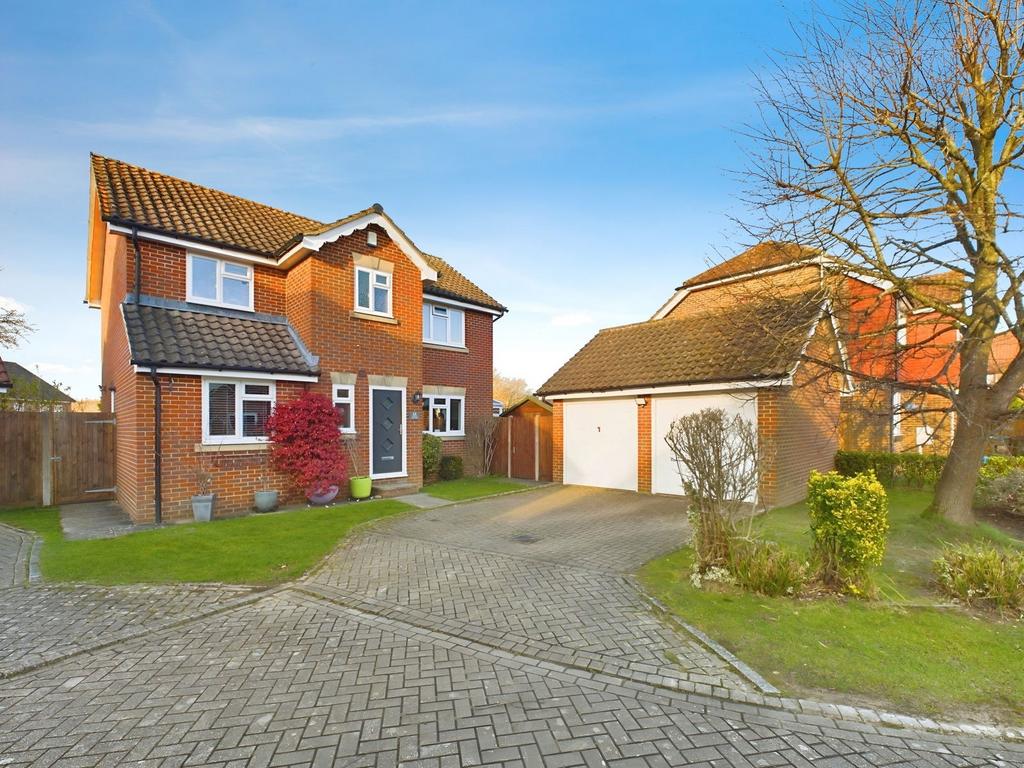 Shottermill, Horsham RH12 4 bed detached house - £730,000