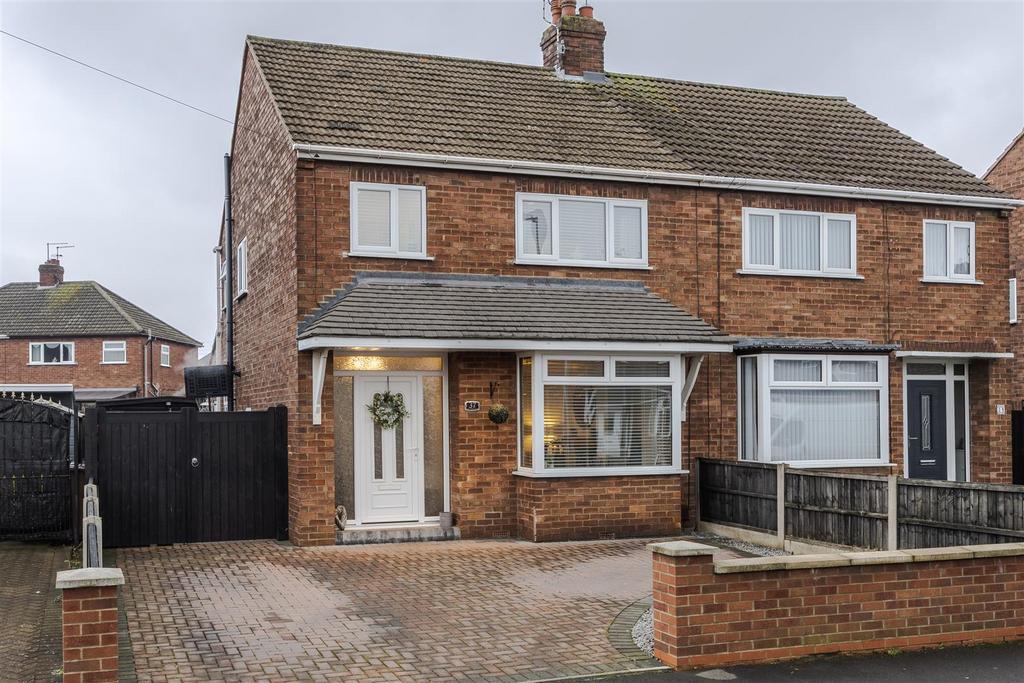 Westerdale Road, Scunthorpe 3 bed semi-detached house - £195,000