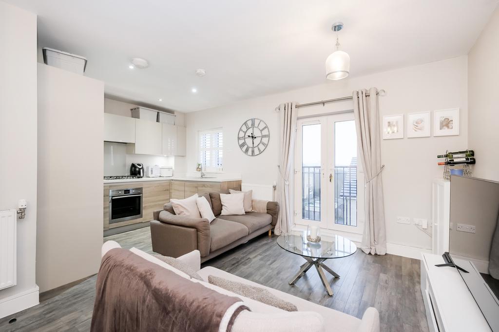 Oak House, Chigwell IG7 2 bed flat for sale - £315,000
