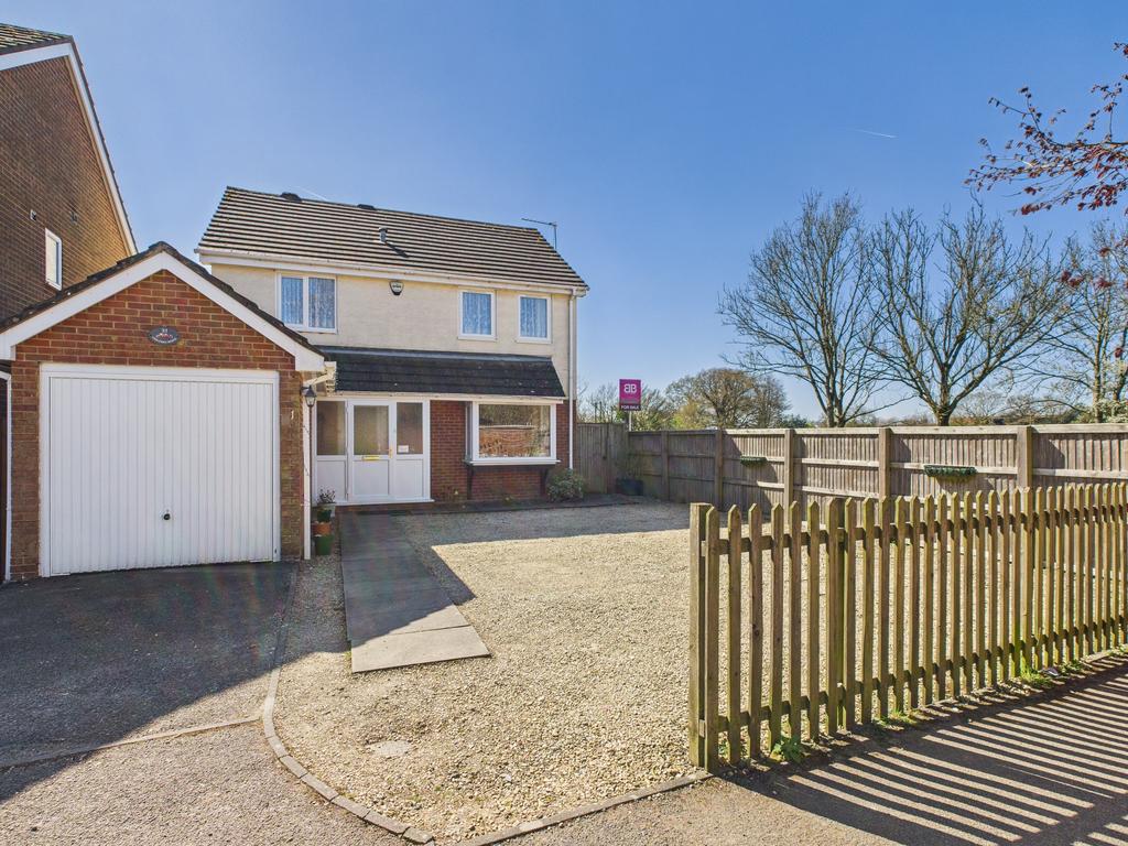 Stokenchurch, High Wycombe HP14 4 bed detached house for sale - £550,000