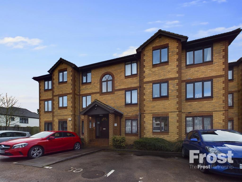 Kinnaird Close, Slough, Berkshire, SL1 1 bed apartment - £1,250 pcm (£ ...