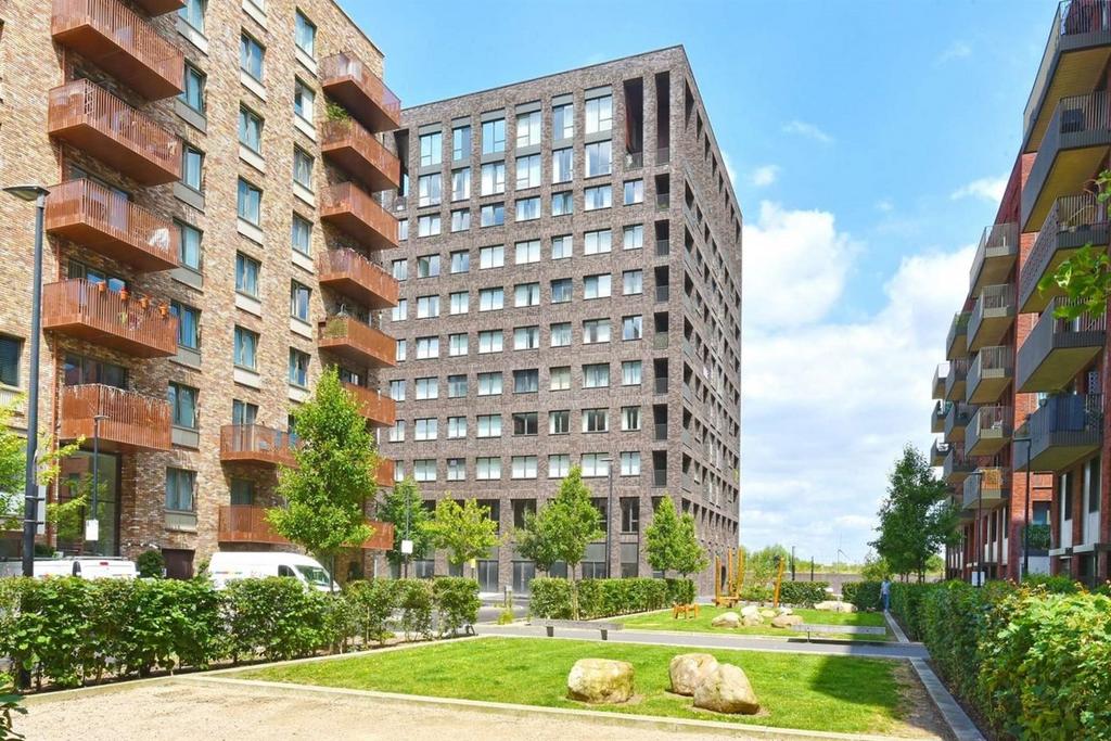Guthrum Court, E16 3 bed apartment - £2,500 pcm (£577 pw)