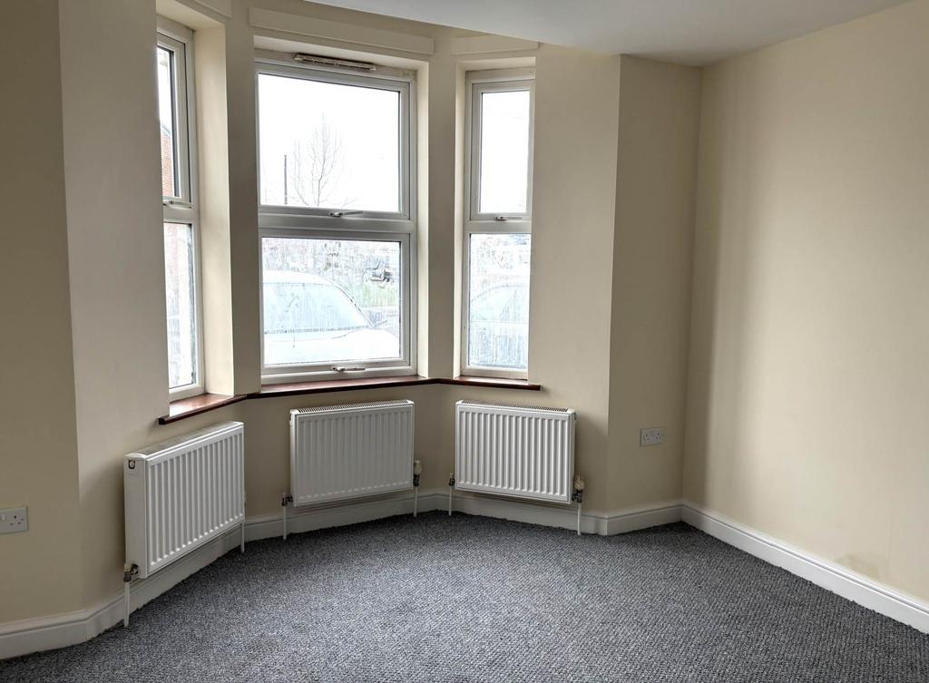 School Road, Reading RG31 1 bed flat - £995 pcm (£230 pw)
