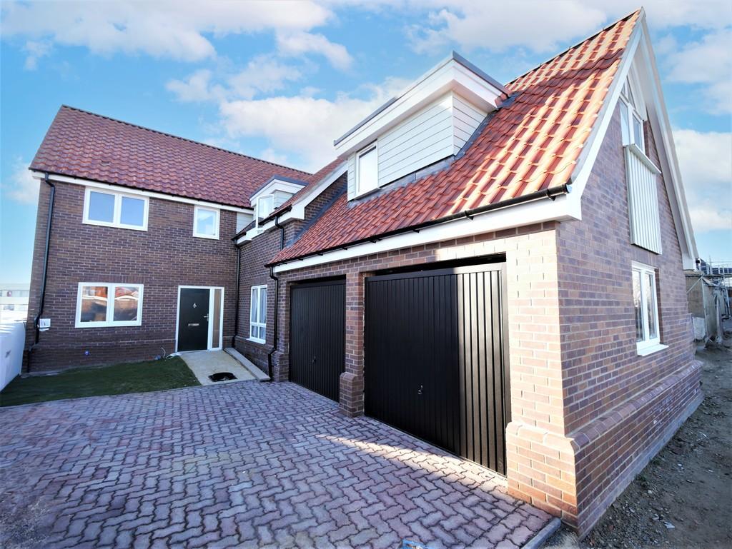 Spalding Way, Chelmondiston 4 bed detached house - £725,000
