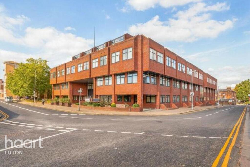 Flowers Way, Luton 1 bed apartment - £170,000