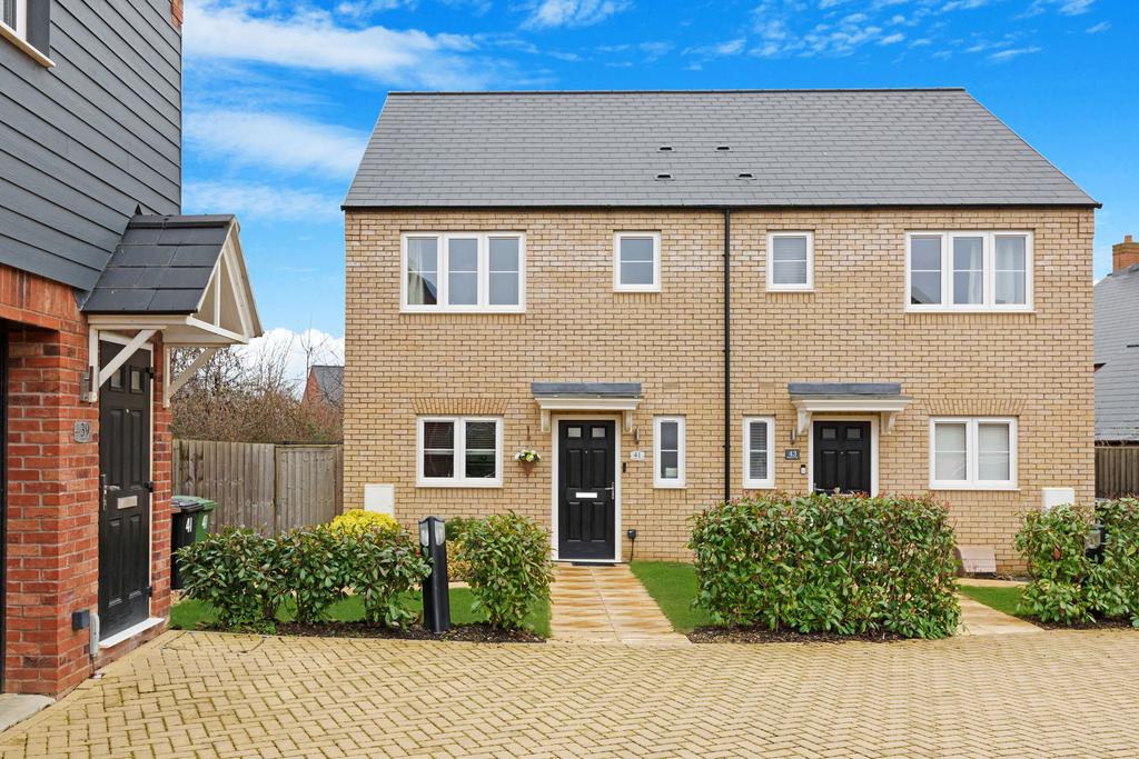 WELLINGBOROUGH NN8 3 bed semi-detached house for sale - £270,000