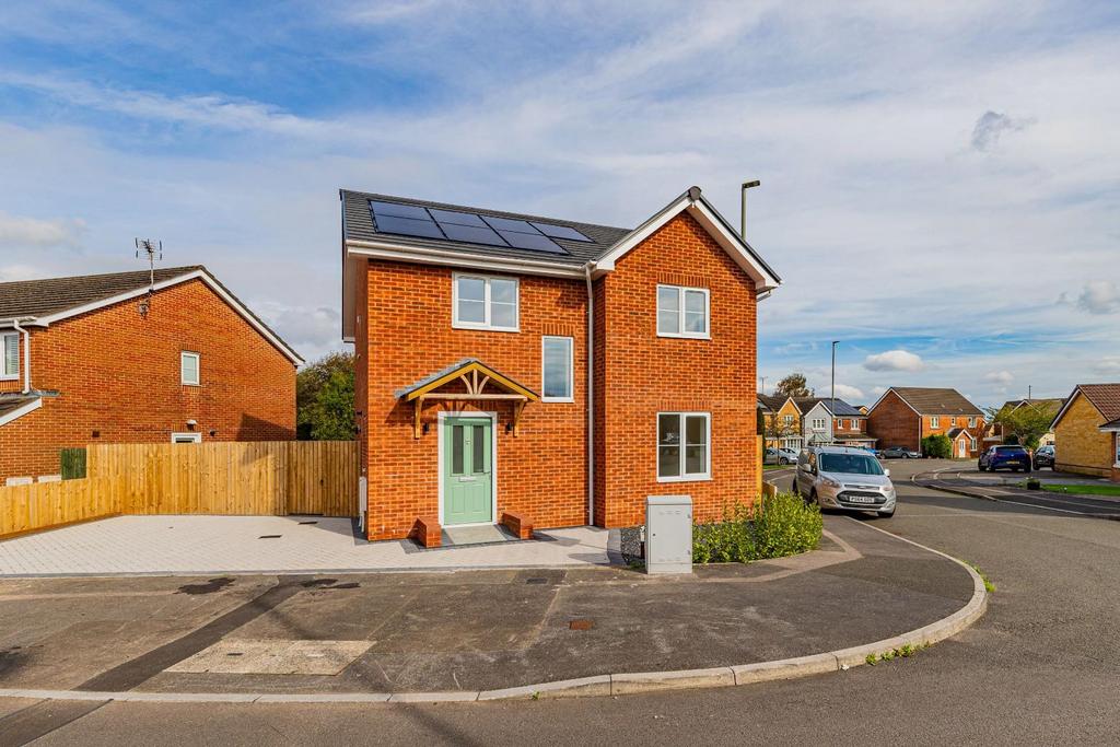 Sword Hill, Caerphilly CF83 4 bed house - £1,600 pcm (£369 pw)