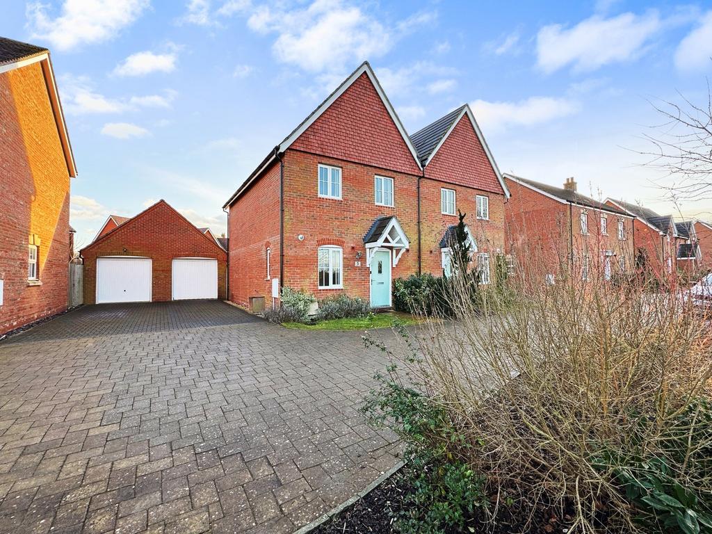 Badgers Drive, Wantage, OX12 3 bed semi-detached house - £380,000