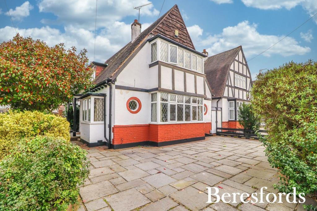 Meadow Way, Upminster, RM14 3 bed detached house for sale - £750,000