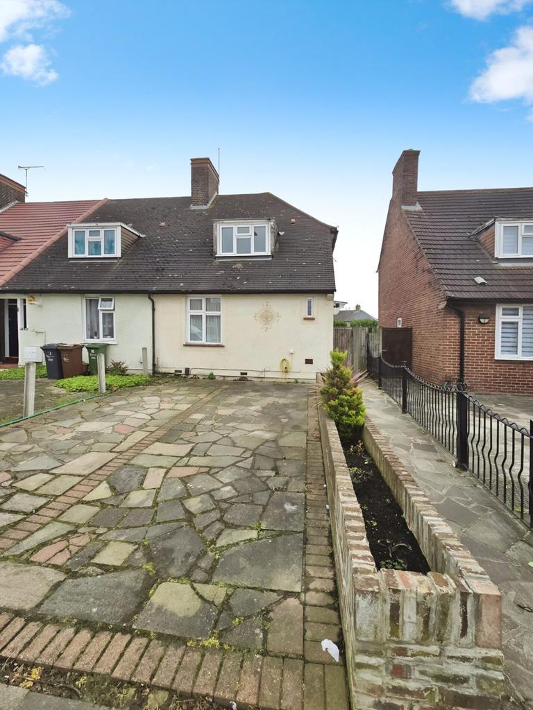 Becontree Avenue Dagenham, Dagenham RM8 3 bed end of terrace house - £ ...