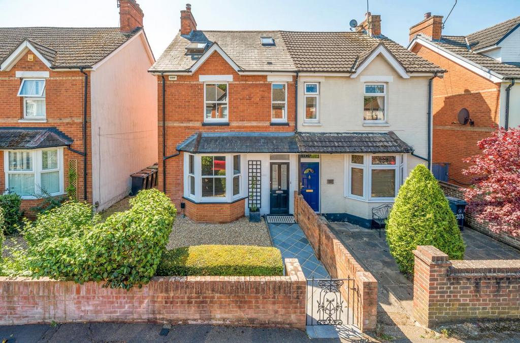 Gordon Avenue, Camberley GU15 4 bed semi-detached house for sale - £525,000