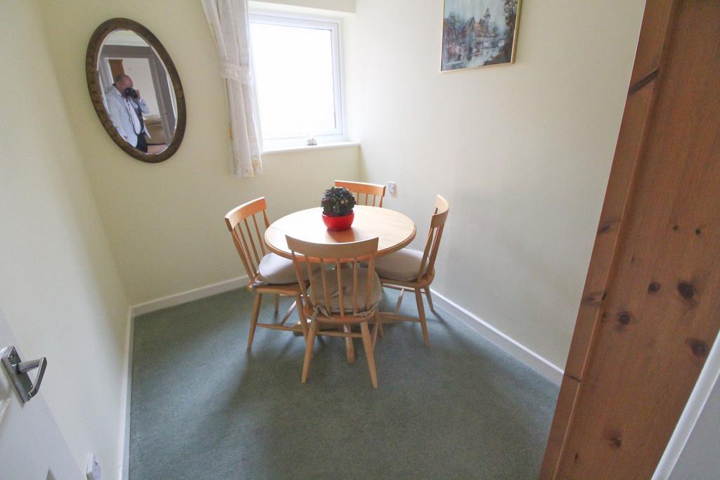 Flat 27 Mountfield Court, Howards... 2 bed apartment for sale - £125,000