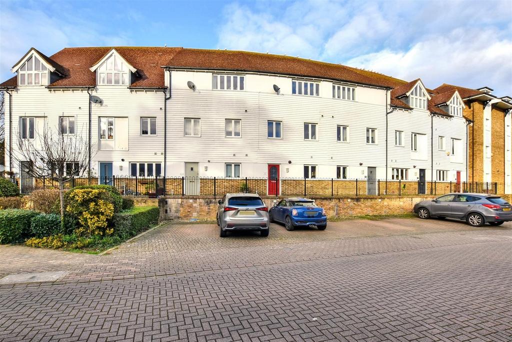 Medway Court, Aylesford 4 bed terraced house - £1,800 pcm (£415 pw)