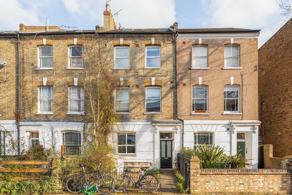 Regina Road, London N4 2 bed flat - £2,496 pcm (£576 pw)