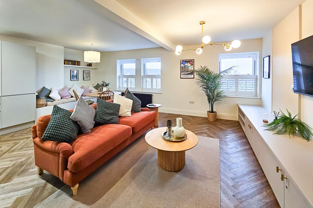 6 East Parade, Harrogate, HG1 2 bed flat - £1,550 pcm (£358 pw)