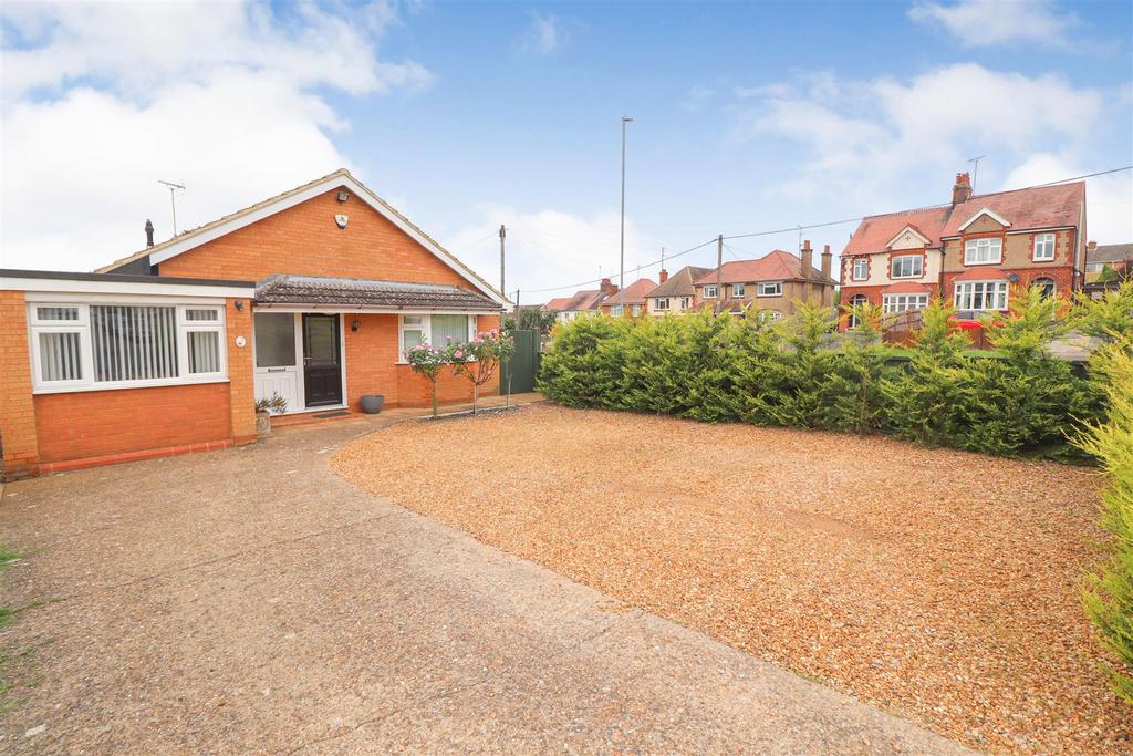Swallow Drive, Rushden NN10 3 bed detached bungalow - £375,000