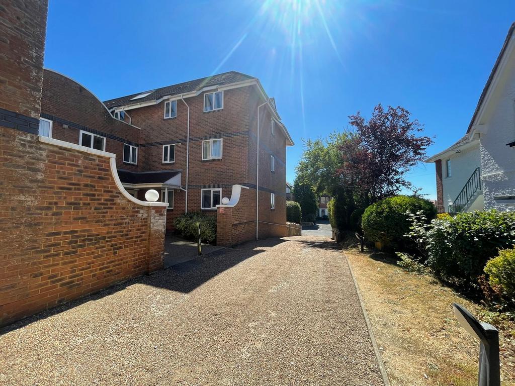 31 Hastings Road, Bexhill-on-Sea, TN40 2 bed apartment - £1,050 pcm (£ ...