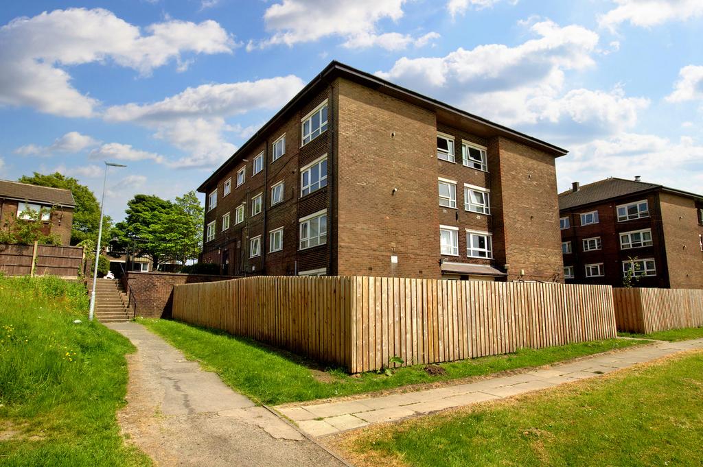 Longfellow Crescent, Oldham OL1 2 bed flat - £80,000
