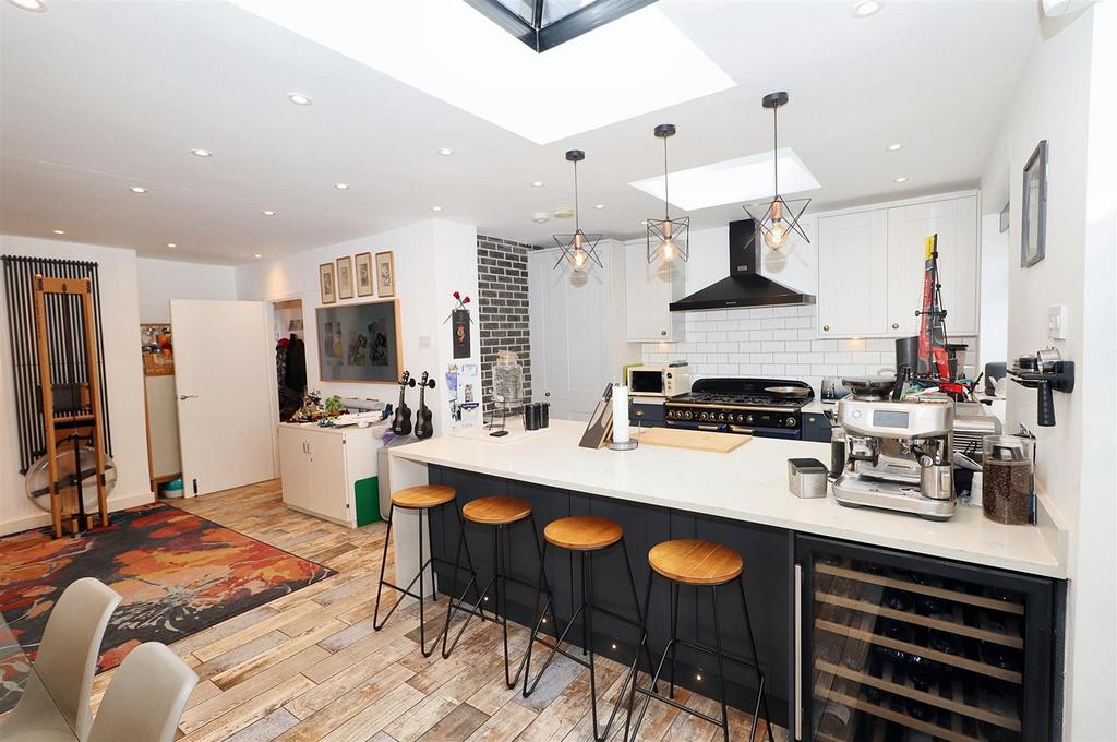 Croxdale Road, Borehamwood 4 bed house - £650,000