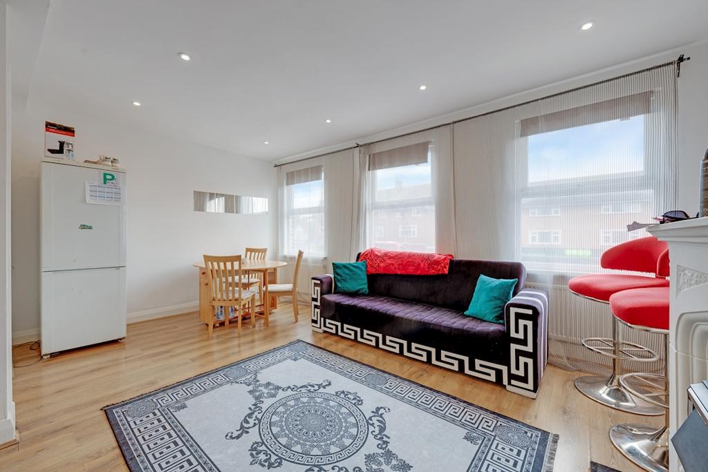 Collier Row Road, Romford RM5 3 bed flat for sale - £285,000