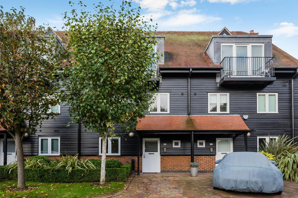 Tallow Road, The Island, Brentford, TW8 5 bed terraced house - £3,991 ...