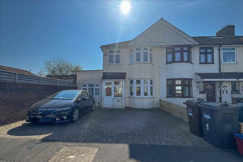 Elmgate Avenue, Hanworth, Middlesex... 4 bed semi-detached house - £550,000
