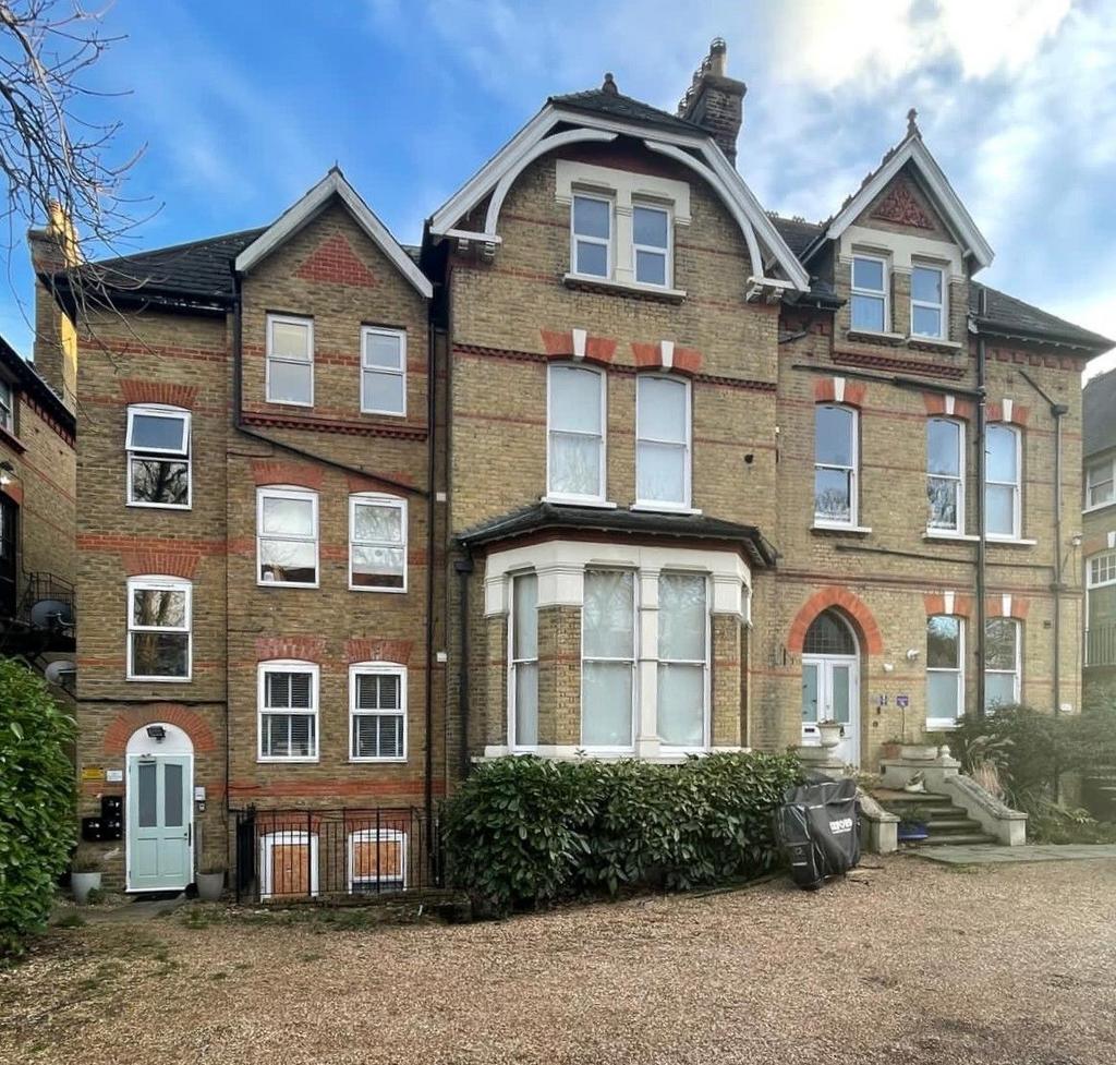 London SE25 2 bed flat for sale - £240,000
