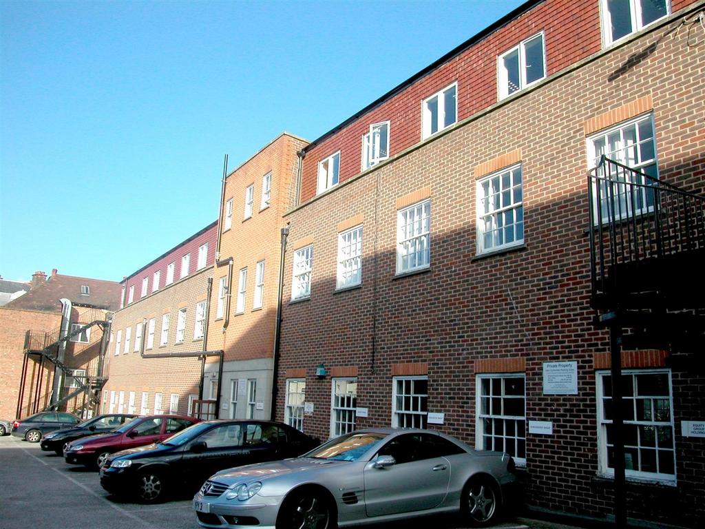Brent Street, Hendon, London, Studio - £1,075 pcm (£248 pw)