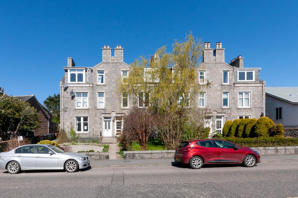 North Deeside Road, Peterculter... 2 bed flat - £800 pcm (£185 pw)